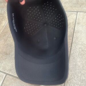 Under Armour | Accessories | Under Armour Stealth Form Dark Black Hat ...